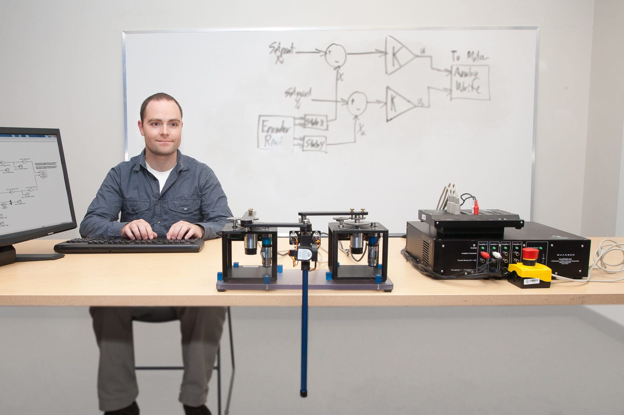 2 DOF Inverted Pendulum/Gantry - Quanser